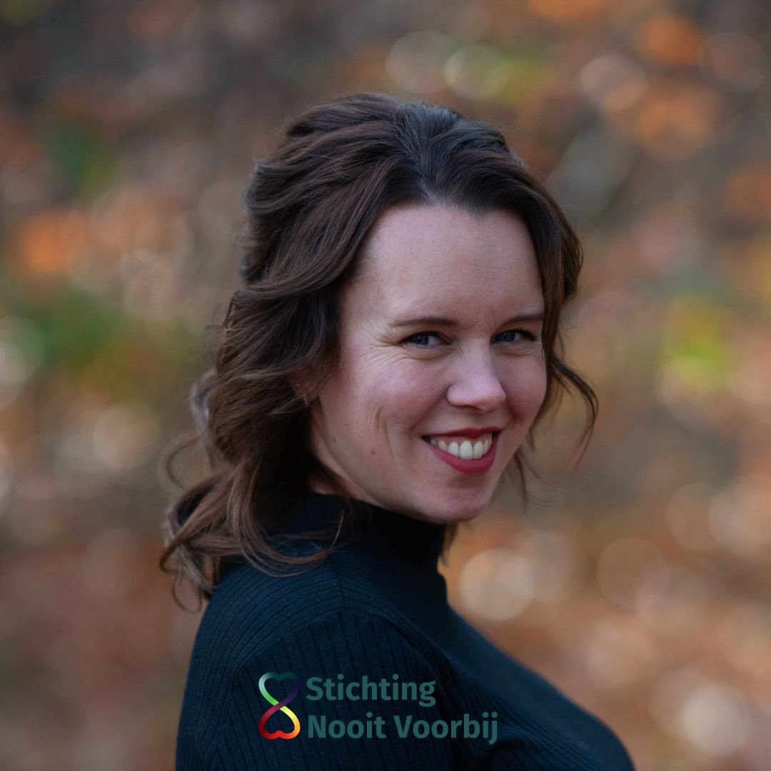 Vijf vragen aan Iris – Stichting Nooit Voorbij